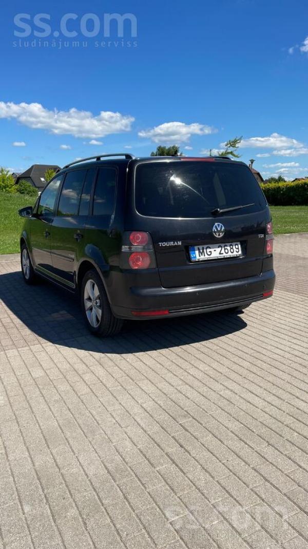 Melns Volkswagen Touran 2009 Rīga, ar dzinēja tilpumu 1.90 L un nobraukumu 255 tūkst. km par 3550 €, foto 4 vietnē AUTOMOTO.COM.LV