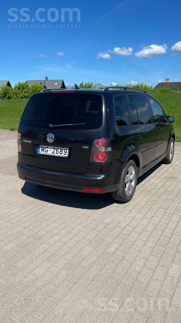 Melns Volkswagen Touran 2009 Rīga, ar dzinēja tilpumu 1.90 L un nobraukumu 255 tūkst. km par 3550 €, foto 5 vietnē AUTOMOTO.COM.LV