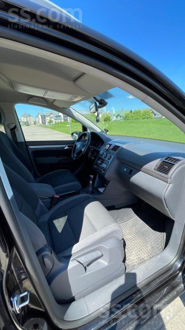 Melns Volkswagen Touran 2009 Rīga, ar dzinēja tilpumu 1.90 L un nobraukumu 255 tūkst. km par 3550 €, foto 8 vietnē AUTOMOTO.COM.LV