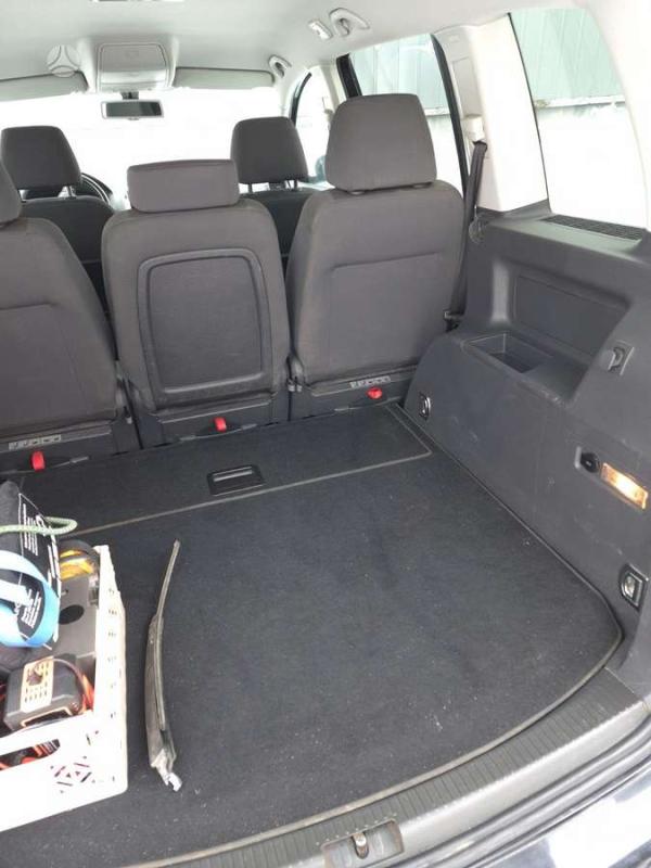 Black Volkswagen Touran 2009 in Kaunas, with an engine capacity of 1.39 L and mileage of 236 thousand km for 1900 €, photo 5 on AUTOMOTO.COM.LV