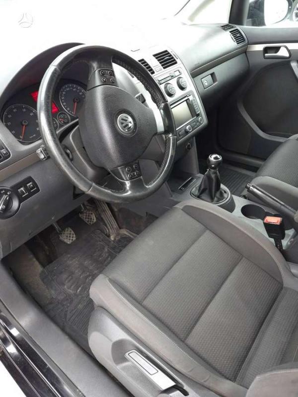 Black Volkswagen Touran 2009 in Kaunas, with an engine capacity of 1.39 L and mileage of 236 thousand km for 1900 €, photo 8 on AUTOMOTO.COM.LV