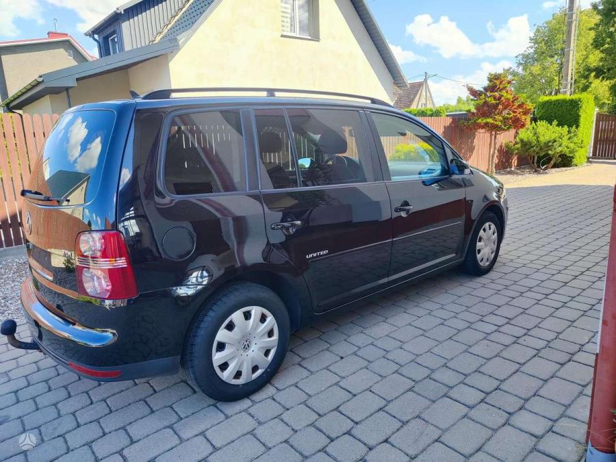 Melns Volkswagen Touran 2009 Marijampole, ar dzinēja tilpumu 1.90 L un nobraukumu 139 tūkst. km par 3599 €, foto 5 vietnē AUTOMOTO.COM.LV