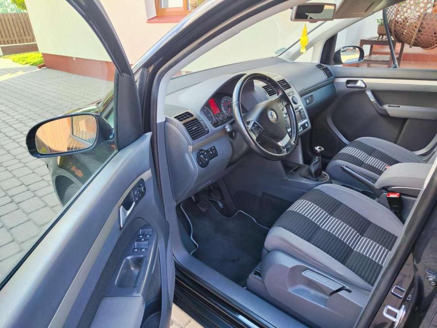 Melns Volkswagen Touran 2009 Marijampole, ar dzinēja tilpumu 1.90 L un nobraukumu 139 tūkst. km par 3599 €, foto 17 vietnē AUTOMOTO.COM.LV