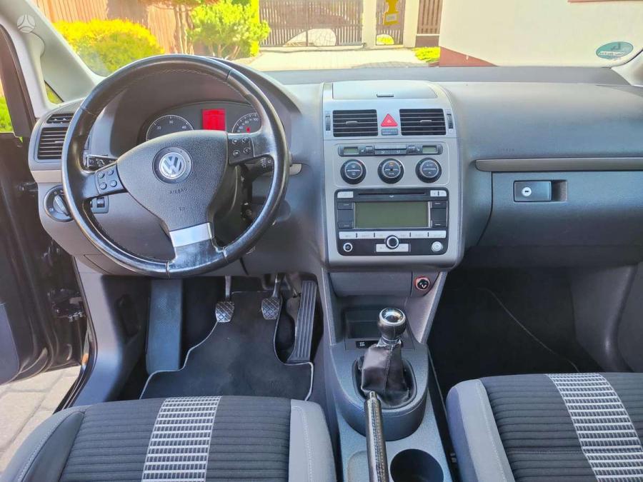 Melns Volkswagen Touran 2009 Marijampole, ar dzinēja tilpumu 1.90 L un nobraukumu 139 tūkst. km par 3599 €, foto 20 vietnē AUTOMOTO.COM.LV