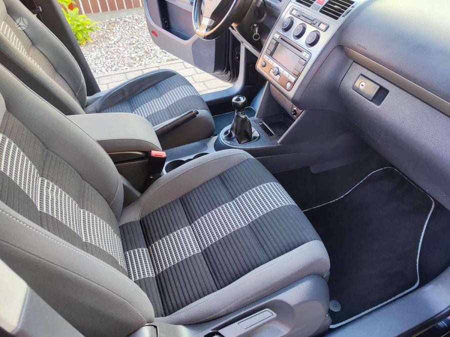 Melns Volkswagen Touran 2009 Marijampole, ar dzinēja tilpumu 1.90 L un nobraukumu 139 tūkst. km par 3599 €, foto 25 vietnē AUTOMOTO.COM.LV