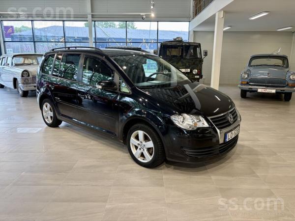 Black Volkswagen Touran 2009 in Dobele, with an engine capacity of 2.00 L and mileage of 265 thousand km for 2350 €, photo 1 on AUTOMOTO.COM.LV