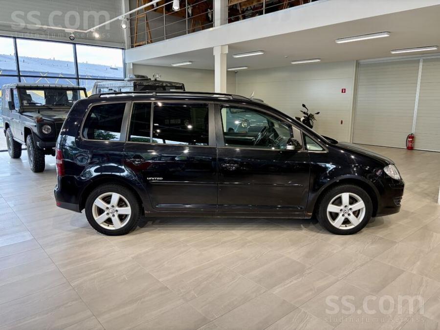 Black Volkswagen Touran 2009 in Dobele, with an engine capacity of 2.00 L and mileage of 265 thousand km for 2350 €, photo 3 on AUTOMOTO.COM.LV