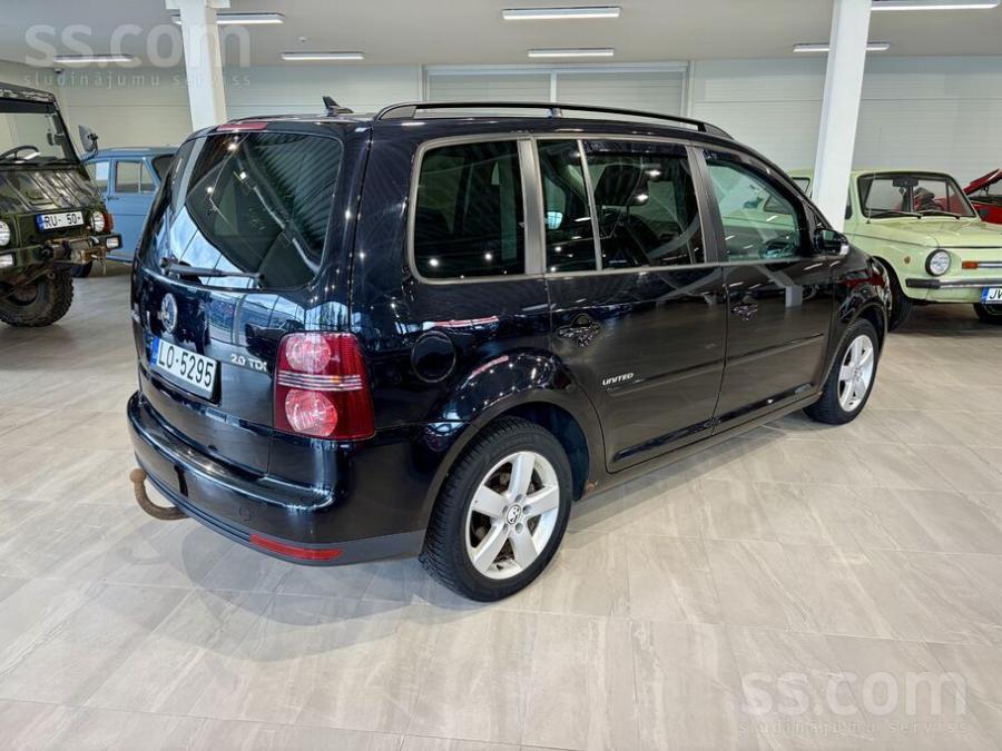 Black Volkswagen Touran 2009 in Dobele, with an engine capacity of 2.00 L and mileage of 265 thousand km for 2350 €, photo 4 on AUTOMOTO.COM.LV