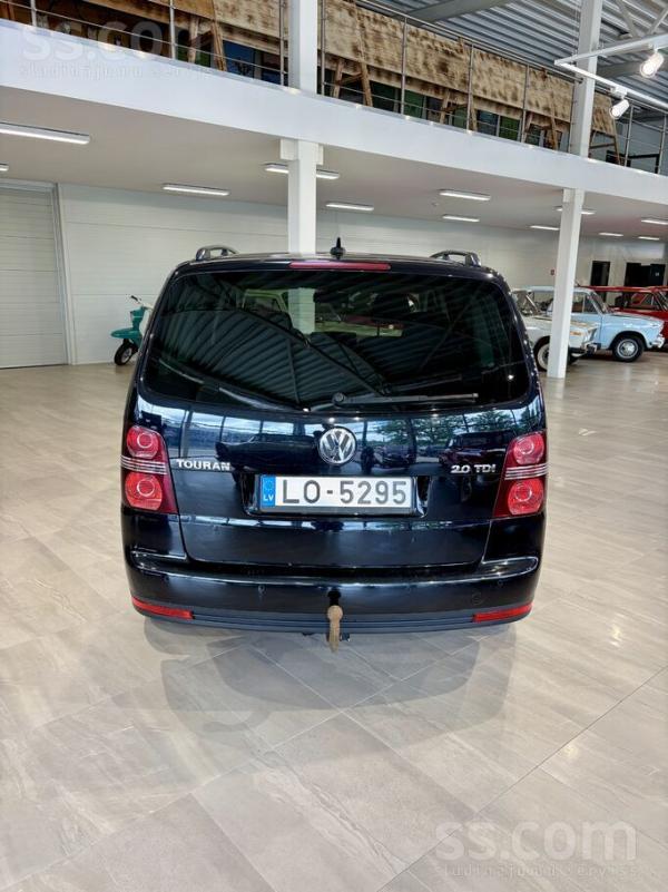 Black Volkswagen Touran 2009 in Dobele, with an engine capacity of 2.00 L and mileage of 265 thousand km for 2350 €, photo 4 on AUTOMOTO.COM.LV