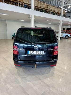 Black Volkswagen Touran 2009 in Dobele, with an engine capacity of 2.00 L and mileage of 265 thousand km for 2350 €, photo 5 on AUTOMOTO.COM.LV