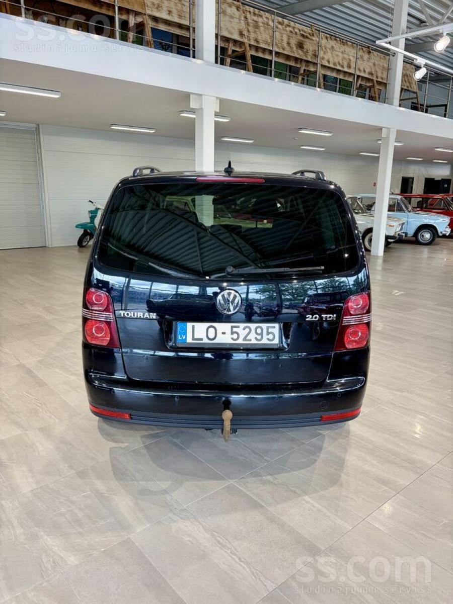 Black Volkswagen Touran 2009 in Dobele, with an engine capacity of 2.00 L and mileage of 265 thousand km for 2350 €, photo 5 on AUTOMOTO.COM.LV