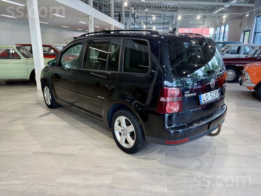 Black Volkswagen Touran 2009 in Dobele, with an engine capacity of 2.00 L and mileage of 265 thousand km for 2350 €, photo 6 on AUTOMOTO.COM.LV