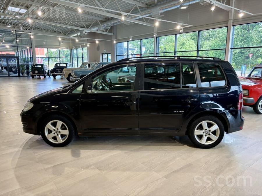 Black Volkswagen Touran 2009 in Dobele, with an engine capacity of 2.00 L and mileage of 265 thousand km for 2350 €, photo 7 on AUTOMOTO.COM.LV