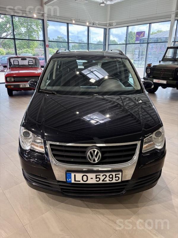 Black Volkswagen Touran 2009 in Dobele, with an engine capacity of 2.00 L and mileage of 265 thousand km for 2350 €, photo 8 on AUTOMOTO.COM.LV