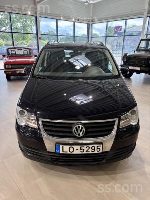 Black Volkswagen Touran 2009 in Dobele, with an engine capacity of 2.00 L and mileage of 265 thousand km for 2350 €, photo 9 on AUTOMOTO.COM.LV