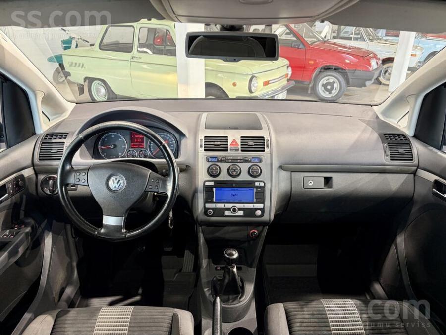 Black Volkswagen Touran 2009 in Dobele, with an engine capacity of 2.00 L and mileage of 265 thousand km for 2350 €, photo 10 on AUTOMOTO.COM.LV
