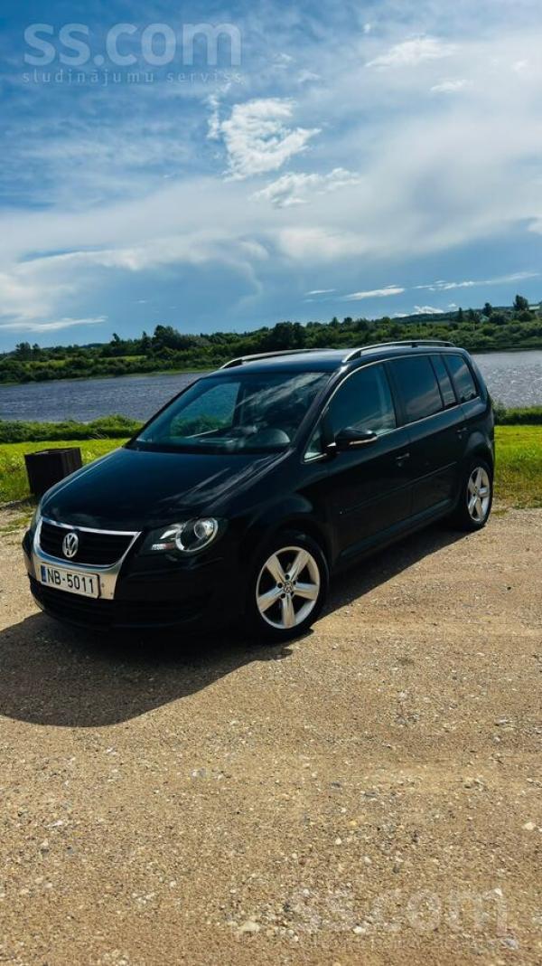 Black Volkswagen Touran 2009 in Daugavpils, with an engine capacity of 1.90 L and mileage of 260 thousand km for 3500 €, photo 1 on AUTOMOTO.COM.LV