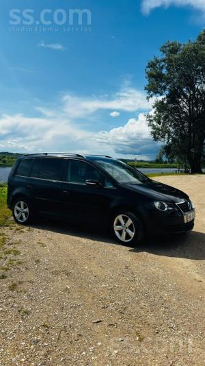 Melns Volkswagen Touran 2009 Daugavpils, ar dzinēja tilpumu 1.90 L un nobraukumu 260 tūkst. km par 3500 €, foto 3 vietnē AUTOMOTO.COM.LV