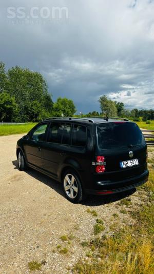 Melns Volkswagen Touran 2009 Daugavpils, ar dzinēja tilpumu 1.90 L un nobraukumu 260 tūkst. km par 3500 €, foto 5 vietnē AUTOMOTO.COM.LV