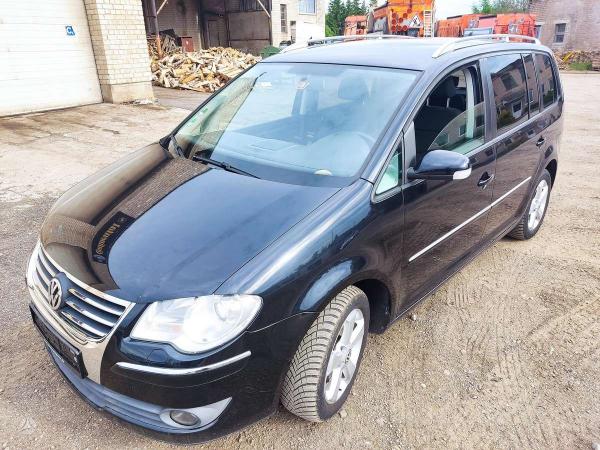 Black Volkswagen Touran 2009 in Utena, with an engine capacity of 1.97 L and mileage of 279 thousand km for 3850 €, photo 7 on AUTOMOTO.COM.LV