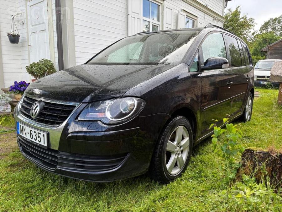 Melns Volkswagen Touran 2009 Jūrmala, ar dzinēja tilpumu 2.00 L un nobraukumu 500 tūkst. km par 1600 €, foto 1 vietnē AUTOMOTO.COM.LV