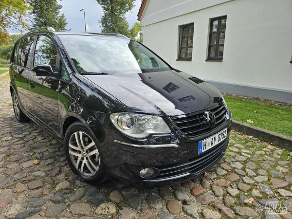 Melns Volkswagen Touran 2009 Kauņa, ar dzinēja tilpumu 2.00 L un nobraukumu 335 tūkst. km par 3300 €, foto 3 vietnē AUTOMOTO.COM.LV
