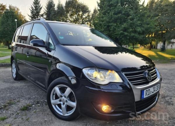 Black Volkswagen Touran 2009 in Bauska, with an engine capacity of 2.00 L and mileage of 292 thousand km for 4990 €, photo 1 on AUTOMOTO.COM.LV