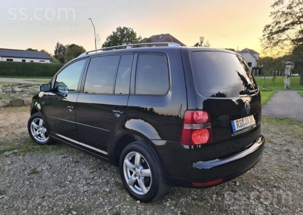 Black Volkswagen Touran 2009 in Bauska, with an engine capacity of 2.00 L and mileage of 292 thousand km for 4990 €, photo 5 on AUTOMOTO.COM.LV