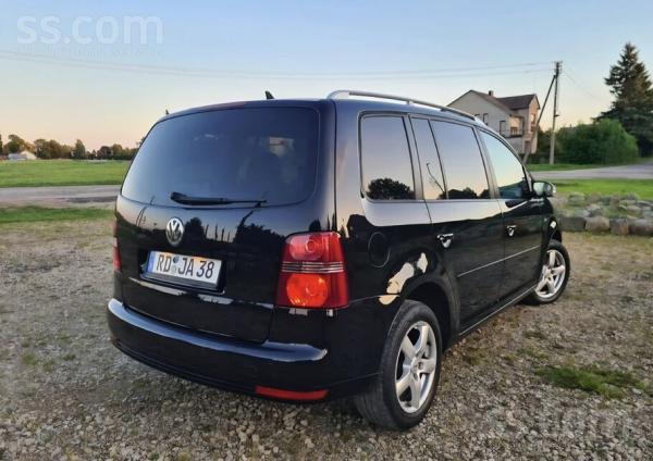 Black Volkswagen Touran 2009 in Bauska, with an engine capacity of 2.00 L and mileage of 292 thousand km for 4990 €, photo 6 on AUTOMOTO.COM.LV