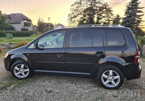 Black Volkswagen Touran 2009 in Bauska, with an engine capacity of 2.00 L and mileage of 292 thousand km for 4990 €, photo 7 on AUTOMOTO.COM.LV