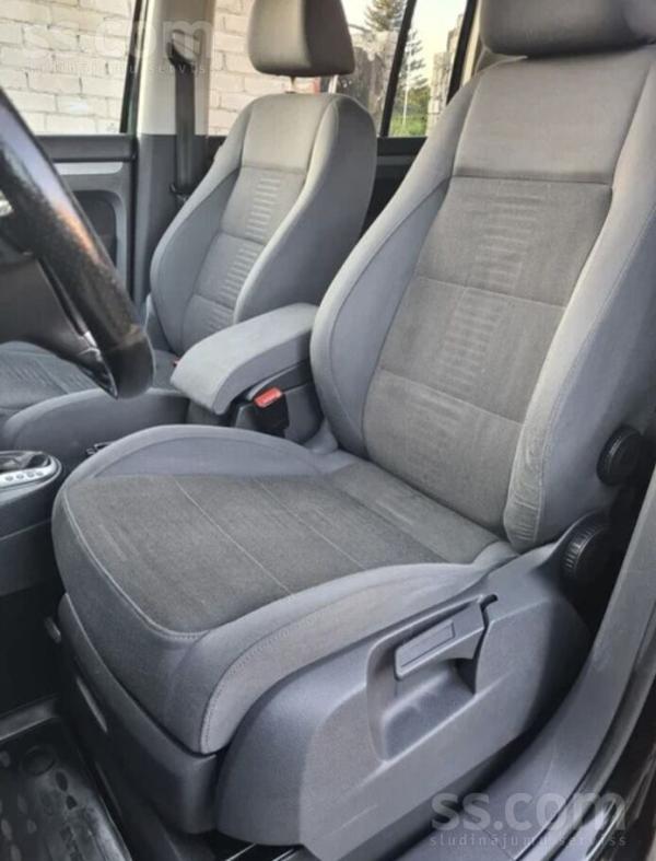 Black Volkswagen Touran 2009 in Bauska, with an engine capacity of 2.00 L and mileage of 292 thousand km for 4990 €, photo 10 on AUTOMOTO.COM.LV