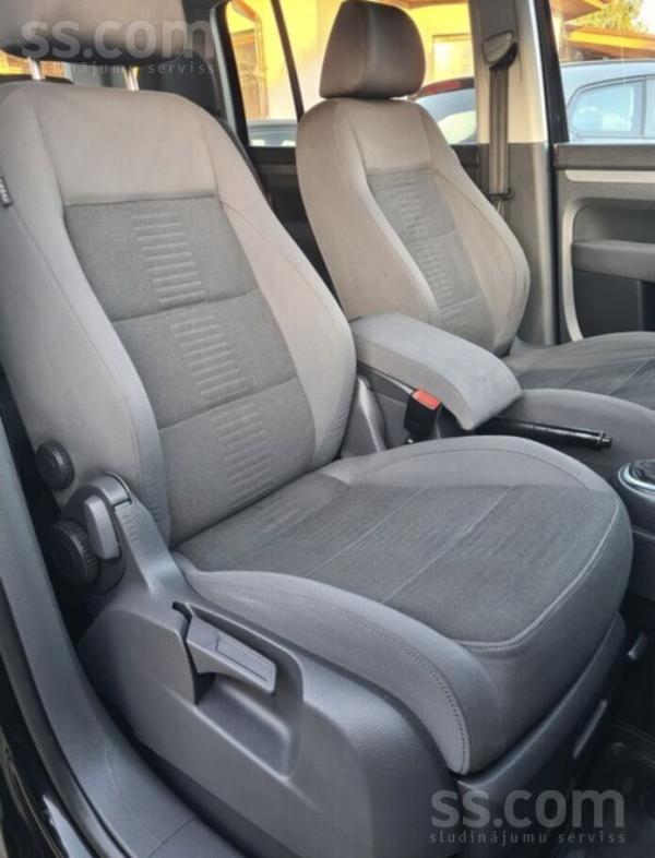 Black Volkswagen Touran 2009 in Bauska, with an engine capacity of 2.00 L and mileage of 292 thousand km for 4990 €, photo 11 on AUTOMOTO.COM.LV