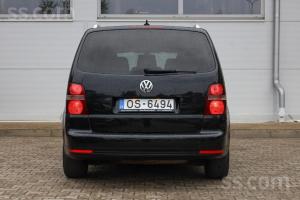 Black Volkswagen Touran 2009 in Riga, with an engine capacity of 2.00 L and mileage of 293 thousand km for 5495 €, photo 7 on AUTOMOTO.COM.LV
