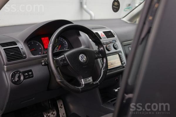 Melns Volkswagen Touran 2009 Rīga, ar dzinēja tilpumu 2.00 L un nobraukumu 293 tūkst. km par 5495 €, foto 9 vietnē AUTOMOTO.COM.LV