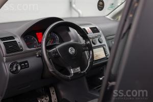 Black Volkswagen Touran 2009 in Riga, with an engine capacity of 2.00 L and mileage of 293 thousand km for 5495 €, photo 9 on AUTOMOTO.COM.LV