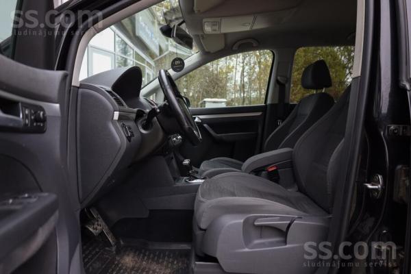 Melns Volkswagen Touran 2009 Rīga, ar dzinēja tilpumu 2.00 L un nobraukumu 293 tūkst. km par 5495 €, foto 10 vietnē AUTOMOTO.COM.LV