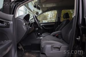 Black Volkswagen Touran 2009 in Riga, with an engine capacity of 2.00 L and mileage of 293 thousand km for 5495 €, photo 10 on AUTOMOTO.COM.LV