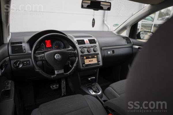 Melns Volkswagen Touran 2009 Rīga, ar dzinēja tilpumu 2.00 L un nobraukumu 293 tūkst. km par 5495 €, foto 11 vietnē AUTOMOTO.COM.LV