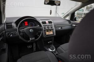 Black Volkswagen Touran 2009 in Riga, with an engine capacity of 2.00 L and mileage of 293 thousand km for 5495 €, photo 11 on AUTOMOTO.COM.LV