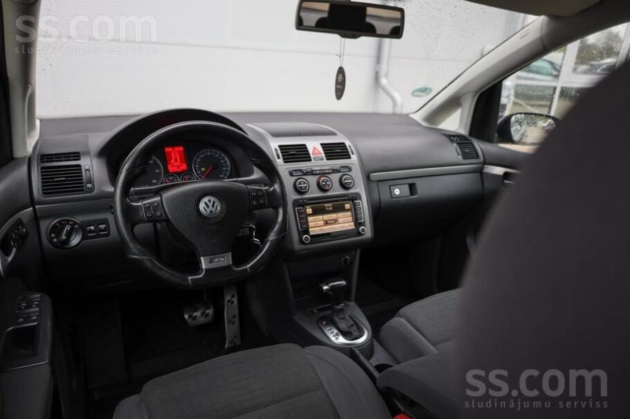 Black Volkswagen Touran 2009 in Riga, with an engine capacity of 2.00 L and mileage of 293 thousand km for 5495 €, photo 11 on AUTOMOTO.COM.LV