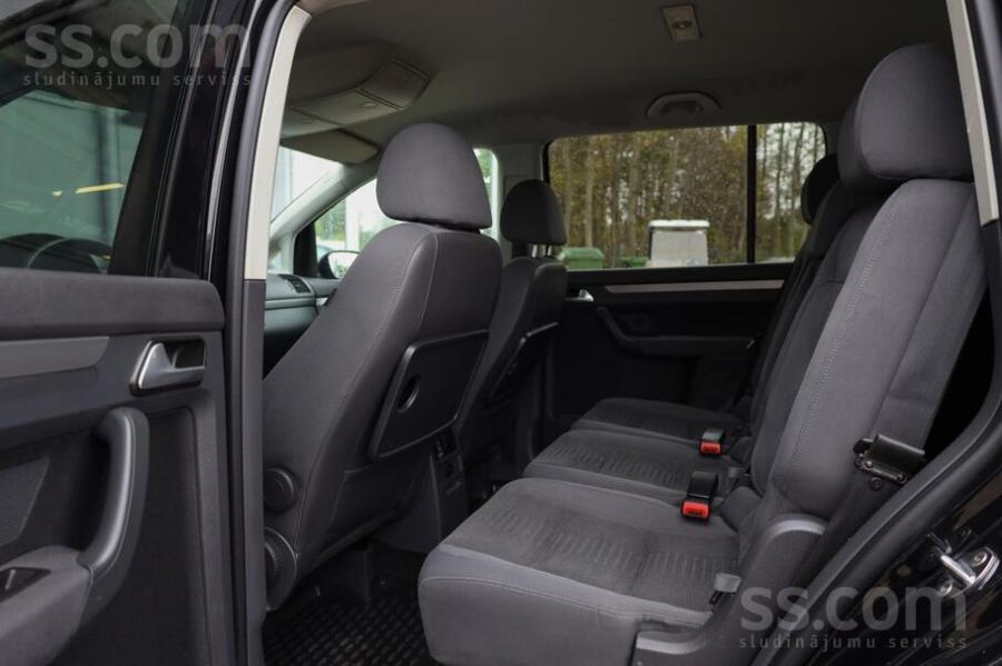 Black Volkswagen Touran 2009 in Riga, with an engine capacity of 2.00 L and mileage of 293 thousand km for 5495 €, photo 14 on AUTOMOTO.COM.LV