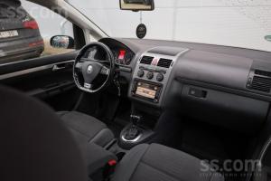 Black Volkswagen Touran 2009 in Riga, with an engine capacity of 2.00 L and mileage of 293 thousand km for 5495 €, photo 17 on AUTOMOTO.COM.LV