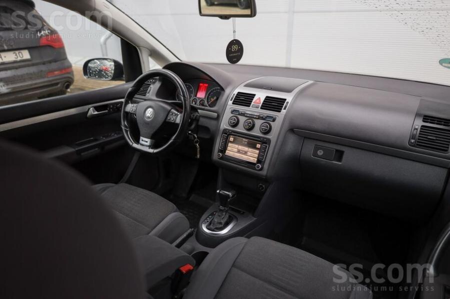Black Volkswagen Touran 2009 in Riga, with an engine capacity of 2.00 L and mileage of 293 thousand km for 5495 €, photo 17 on AUTOMOTO.COM.LV