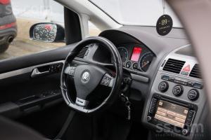 Black Volkswagen Touran 2009 in Riga, with an engine capacity of 2.00 L and mileage of 293 thousand km for 5495 €, photo 18 on AUTOMOTO.COM.LV