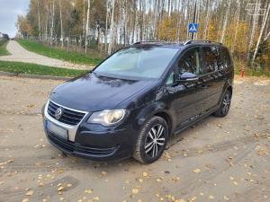 Melns Volkswagen Touran 2009 Viļņa, ar dzinēja tilpumu 2.00 L un nobraukumu 337 tūkst. km par 1950 €, foto  vietnē AUTOMOTO.COM.LV