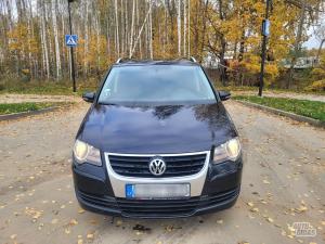 Black Volkswagen Touran 2009 in Vilnius, with an engine capacity of 2.00 L and mileage of 337 thousand km for 1950 €, photo 3 on AUTOMOTO.COM.LV