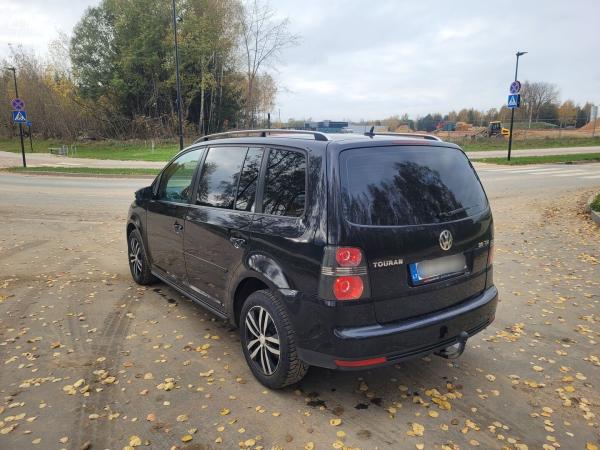 Volkswagen Touran 2009 Viļņa vietnē Melns Volkswagen Touran 2009 Viļņa, ar dzinēja tilpumu 2.00 L un nobraukumu 337 tūkst. km par 1950 €, foto 5 vietnē AUTOMOTO.COM.LV