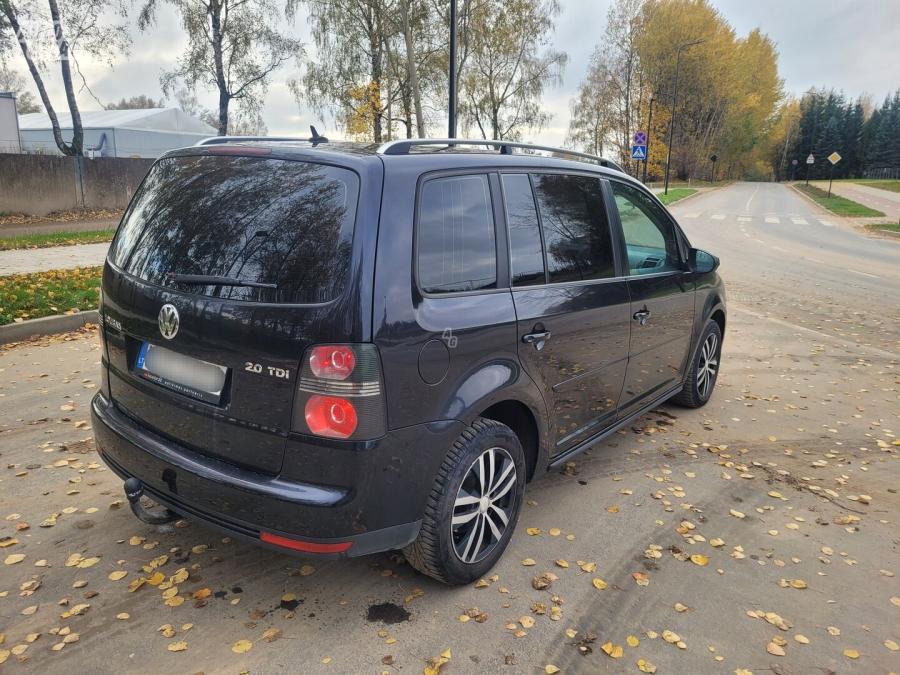 Black Volkswagen Touran 2009 in Vilnius, with an engine capacity of 2.00 L and mileage of 337 thousand km for 1950 €, photo 7 on AUTOMOTO.COM.LV