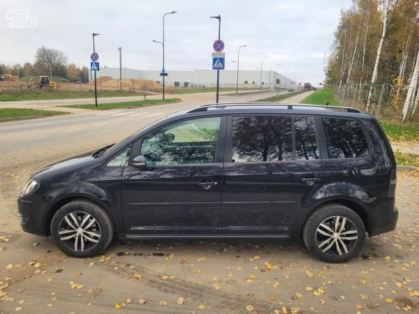 Volkswagen Touran 2009 Viļņa vietnē Melns Volkswagen Touran 2009 Viļņa, ar dzinēja tilpumu 2.00 L un nobraukumu 337 tūkst. km par 1950 €, foto 8 vietnē AUTOMOTO.COM.LV