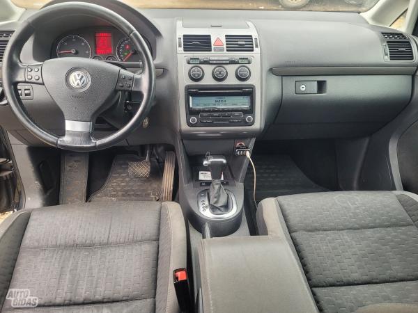 Volkswagen Touran 2009 Viļņa vietnē Melns Volkswagen Touran 2009 Viļņa, ar dzinēja tilpumu 2.00 L un nobraukumu 337 tūkst. km par 1950 €, foto 11 vietnē AUTOMOTO.COM.LV